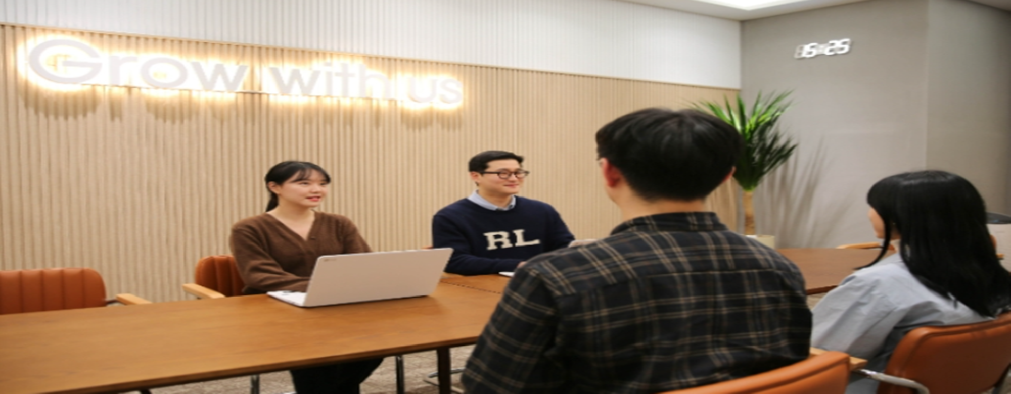 르데스크 - “MZ는 MZ가 뽑는다”…GS25 면접 채용 시스템 개편